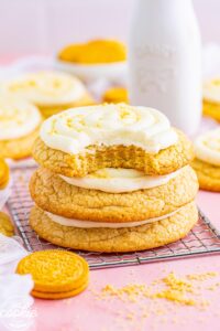 Crumbl Vanilla Crumb Cake With Golden Oreo - Fun Cookie Recipes