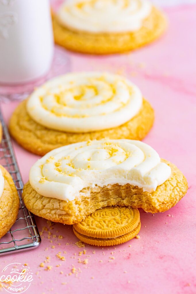 Crumbl Vanilla Crumb Cake With Golden Oreo - Fun Cookie Recipes